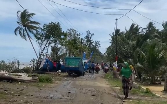 Diterjang Angin dan Ombak Besar, Puluhan Kapal Nelayan di Seunudon ... Diterjang Angin dan Ombak Besar, Puluhan Kapal Nelayan di Seunudon ...